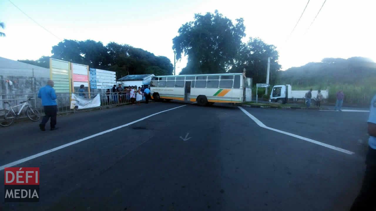 Rivière-des-Galets : un bus finit sa course contre le mur d'un lieu de culte | Defimedia